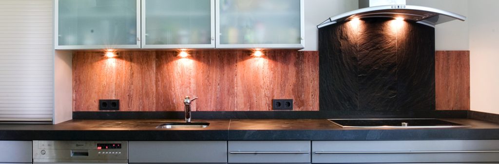 Ein Küchen Monolith aus Stein gehauen - STEINWOLF NatursteinLösungen